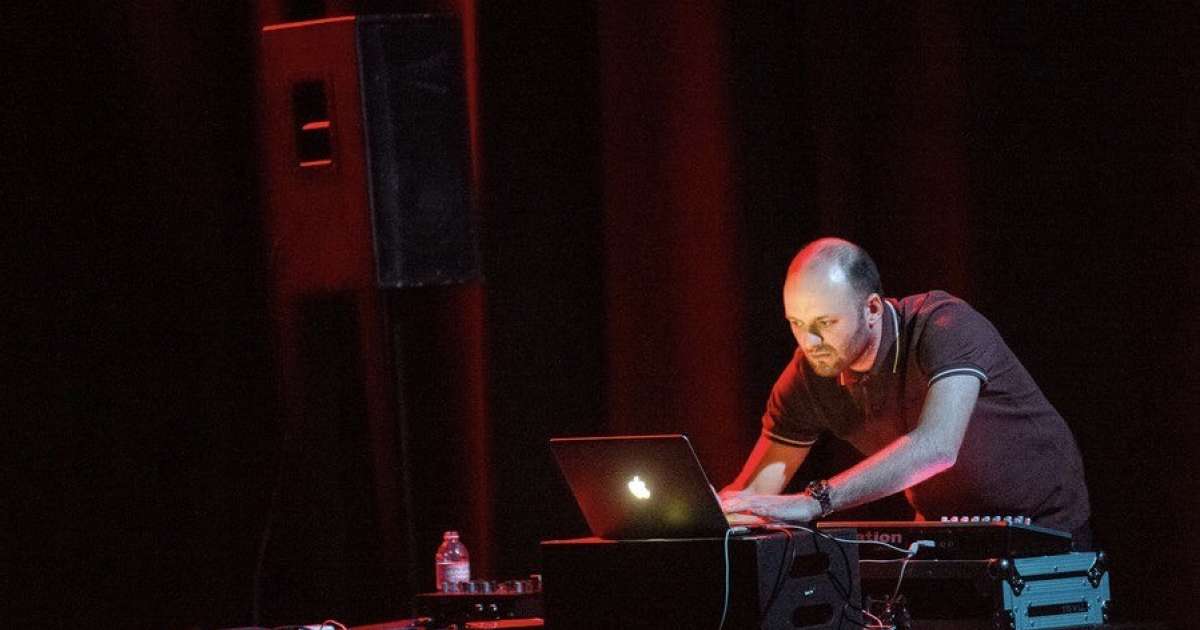 Andy Stott'tan üç yıllık bekleyişin ardından yeni çalışma: 'It Should ...